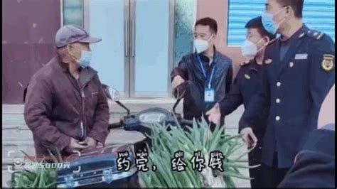 观澜亭丨老人卖葱无法扫码进市场城管全包，暖心之举带来深思考执法治理数字化