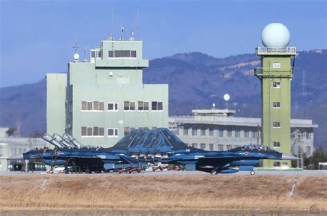 【東日本大震災から6年・松島基地のf2戦闘機】約4メートルかさ上げされたエプロンに並ぶf2＝宮城県東松島市の航空自衛隊松島基地（鈴木健児撮影