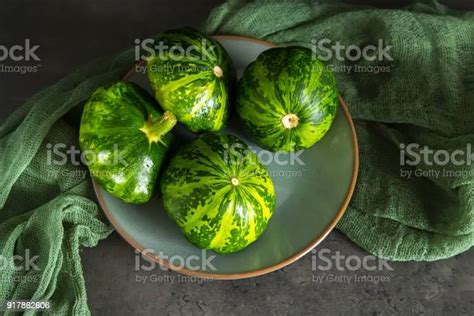 건강 하 고 맛 있는 그린 Patissons 어두운 배경입니다 채식 음식입니다 상위 뷰 건강한 식생활에 대한 스톡 사진 및 기타 이미지 건강한 식생활 노랑 농업