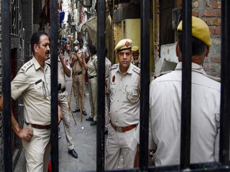 Delhi Jahangirpuri Violence Delhi Police Crime Branch Detaining Stone