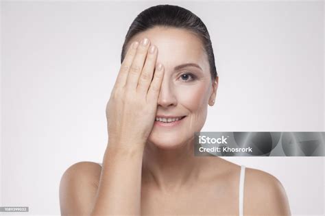 행복 한 이빨 웃는 매력적인의 근접 촬영 초상화 완벽 한 얼굴을 가진 아름 다운 아주 중간 나이 든된 여자 손으로 회색 배경에