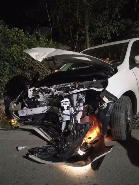 日产丰田suv车头被撞残安全气囊未触发 4s店 撞的不够狠 新浪汽车