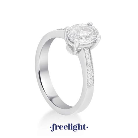 Anello solitario ovale in Oro Bianco 18 Kt con con rivière di Diamanti