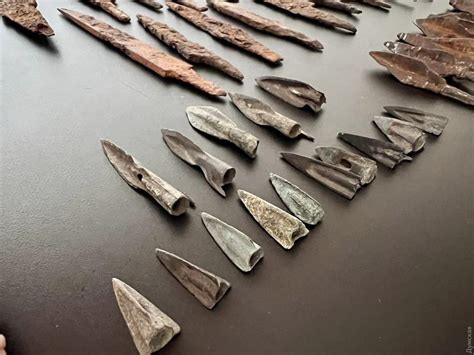 Скіфські наконечники стріл і ножі часів Київської Русі столичні