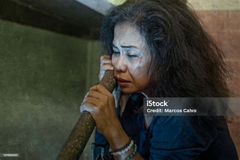 계단에 우울 한 50 대 여성의 극적인 초상화 성숙한 여성 슬프고 외로운 고통 우울증과 중년 위기는 버려진 절망 느낌 계단에 앉아 무서움에 대한 스톡 사진 및 기타 이미지