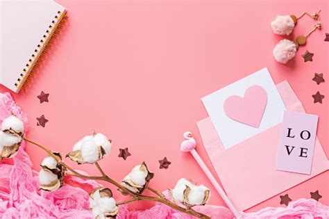 발렌타인 데이 배경입니다 봉투에 분홍색 난로인사 카드 플랫 레이 상단 보기 모형 템플릿 복사 공간 2월 14일 축하를 위한