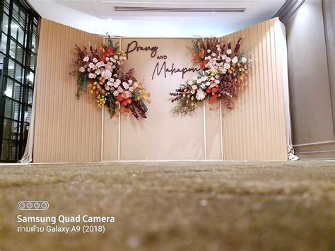 งานตกแต่งดอกไม้ ในโทนสีส้มพีช เอิร์ธโทน กับงานสีสมัยใหม่ ซึ่งทำให้งานดู