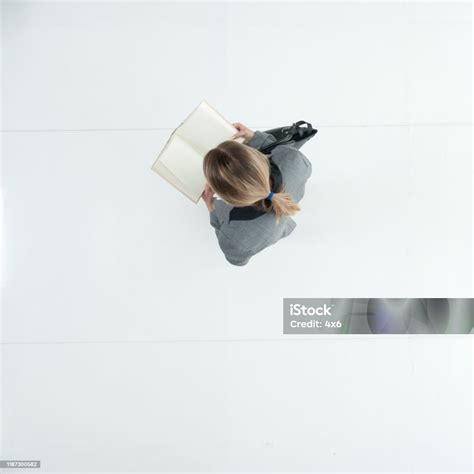 흰색 배경 앞에서 걷는 1 인 전체 길이 직접 2029 세 성인 아름다운 포니 테일 백인 여성 젊은 여성 비즈니스 사람 사업가 관리자 학생 대학생의 공중보기 20 29세에