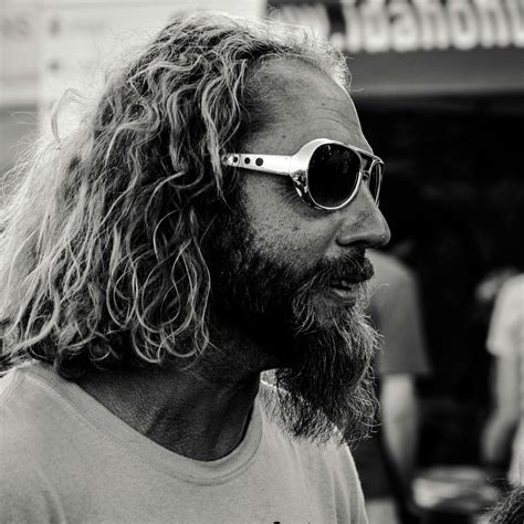 Fotografía En Escala De Grises Del Hombre Con Gafas De Sol · Foto De