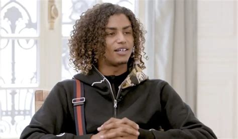 Luv Resval Sa Famille Dévoile La Pochette Et Un Extrait Inédit De L