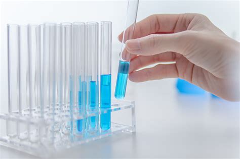 과학자의 손은 실험실에서 랙에서 파란색 화학 물질을 포함하는 테스트 튜브를 데리러 Stem 주제에 대한 스톡 사진 및 기타
