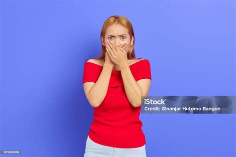 紫色の背景に手で口を覆うショックを受けた若いアジアの女性の肖像画 1人のストックフォトや画像を多数ご用意 1人 25 29歳