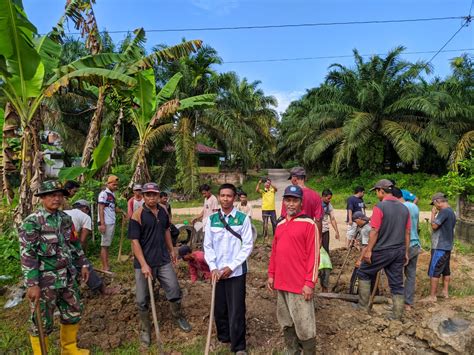 Membuat Saluran Air Dan Memasang Gorong Gorong LDII Desa Rambah Baru