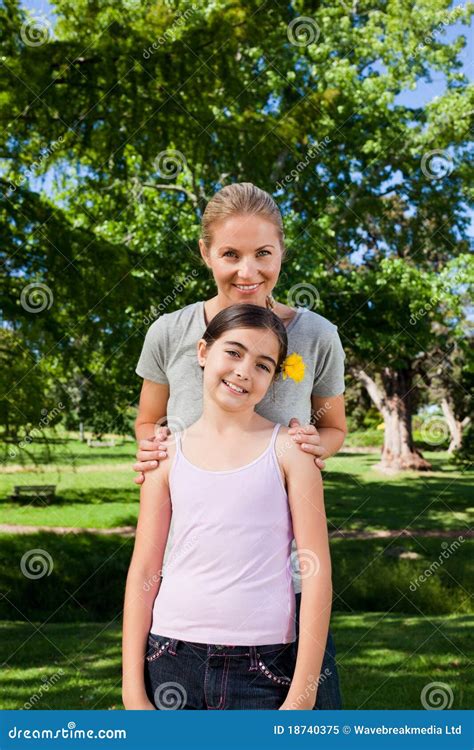 Leuke Dochter Met Haar Moeder In Het Park Stock Afbeelding Image Of Portret Kaukasisch