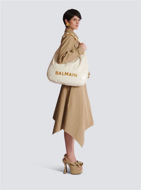 1945 Soft 大号褶皱小牛皮流浪包，压印 Pb 迷宫交织字母图案 Women Balmain