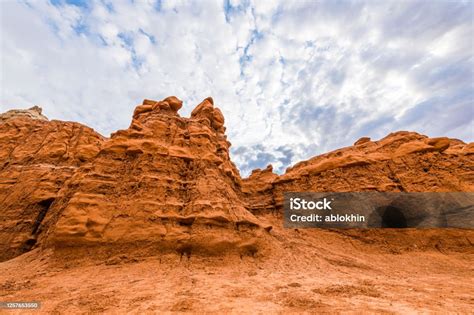 유타 주 고블린 밸리 주립공원의 사막 풍경 캠핑장에서 주황색 빨간 후드 사암 암석 이면 0명에 대한 스톡 사진 및 기타 이미지 0명 건조 기후 건조한 Istock