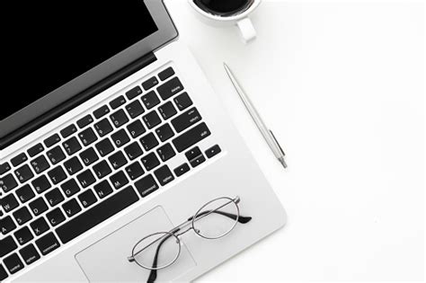 노트북 컴퓨터와 사무 용품이 있는 화이트 오피스 데스크 테이블 복사 공간 플랫 레이와 평면도 공란에 대한 스톡 사진 및 기타 이미지 Istock