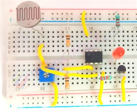 Light Detector With Sensitivity Control Circuit