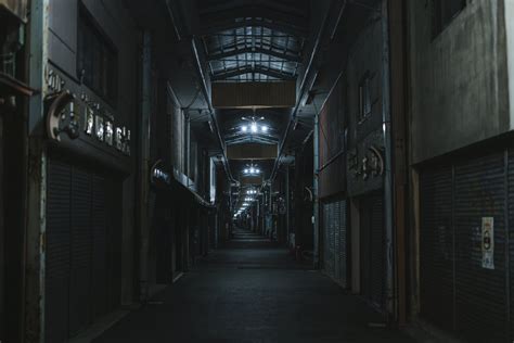 寝静まる夜の商店街（須崎町商店街）の写真素材 ぱくたそ