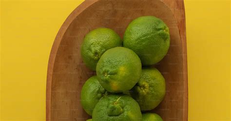 노란색 바탕에 녹색 과일로 채워진 나무 그릇 사진 Unsplash의 과일 이미지