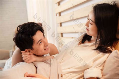 快乐的年轻情侣在床上聊天室内高端摄影图片 包图网企业站