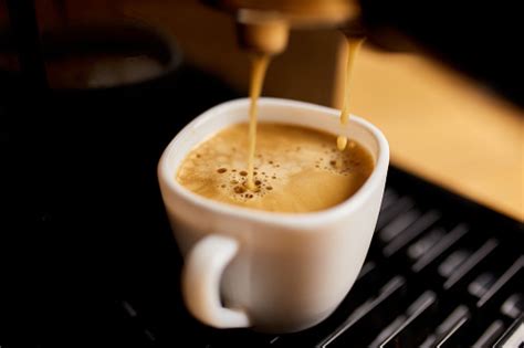 전문 적인 Coffe 메이커의 세부 사항은 카페테리아에서 빈 컵에 코프를 떨어 뜨리는 기계는 맛있는 냄새와 완벽한 커피를 만들고