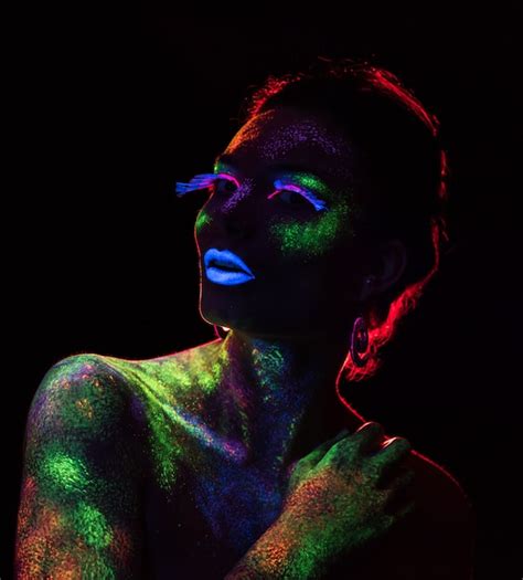 Premium Photo Red Light Contour On The Sensual Woman With Fluorescent Paint Makeup