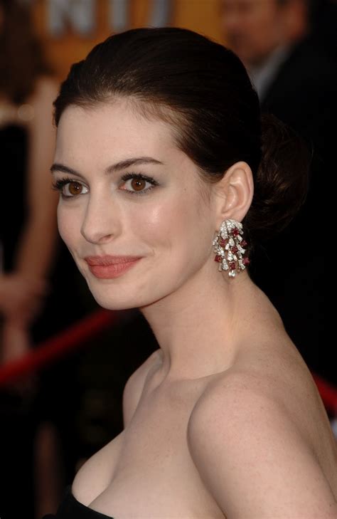 Crush Of The Day Resplendent Anne Hathaway Flaunting Cleavage In