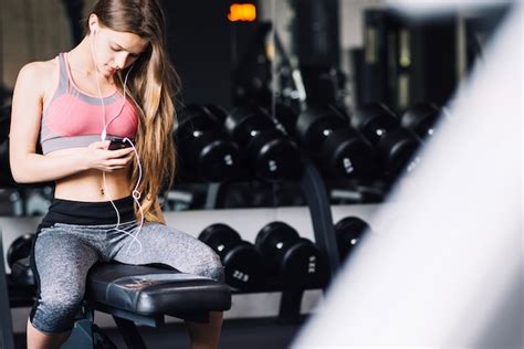 Femme Assise Au Gymnase Photo Gratuite