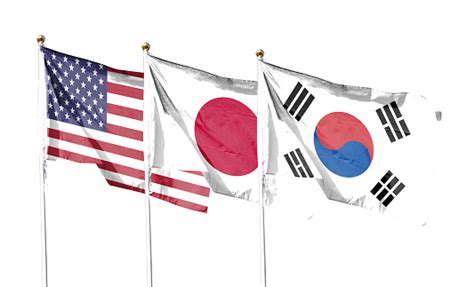 흐린 하늘에 일본 국기와 한국 국기가 있는 미국 국기 하늘에서 흔들리는 0명에 대한 스톡 사진 및 기타 이미지 0명