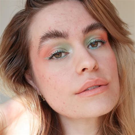 Kerap Serukan Aksi Acne Positivity Yuk Intip Riasan Mata Memukau Ala