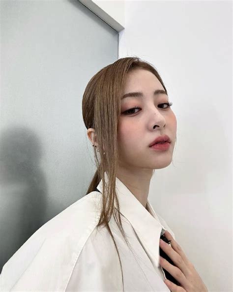 Lesserafim成员许允真最新头像自拍照图片配图网