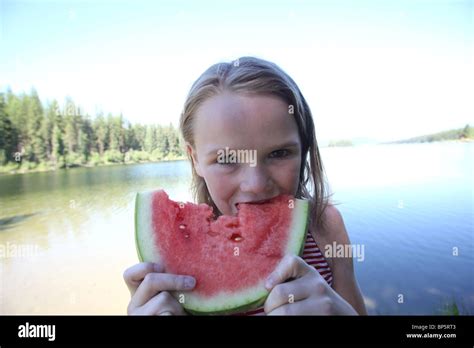 Mädchen Essen Ein Stück Wassermelone Auf Sommertag Stockfotografie Alamy
