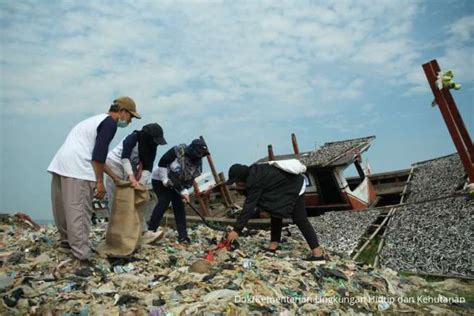 Warga Labuan Lakukan Aksi Bersih Pantai Peringati Hari Lingkungan Hidup