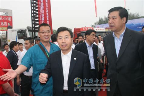 图太原车展期间领导视察中国重汽展位 新闻图片 卡车网