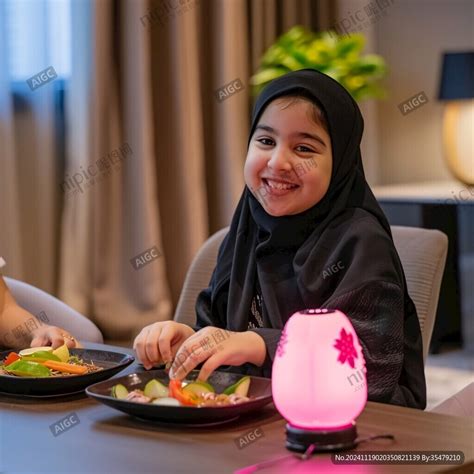 Ai创作图食物保温灯 回教育 低碳迪拜印象卫生迪拜 烛光晚餐灯 水果灯 女孩花灯 阿拉伯灯具 拿灯笼的女孩 粉色小彩灯 儿童灯笼 小台灯下的小朋友 回族灯 阿拉伯斋月 卡塔尔礼品 迪拜度假