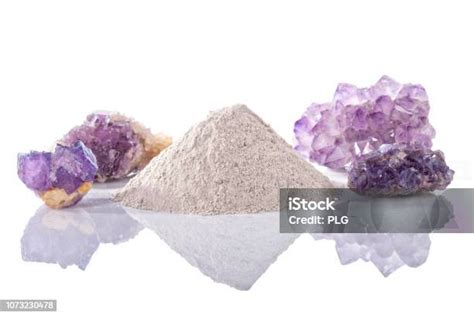 불 소 처리 된 분말 스파 링 둘러싸여 고립 된 무기물 형 석 돌의 더미 가루로 빻은에 대한 스톡 사진 및 기타 이미지 가루로 빻은 금속 광석 광물질 Istock