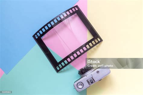 빈티지 카메라와 여러 배경 최소한의 개념에 아날로그 필름 형태로 빈 프레임의 플랫 하다 개념에 대한 스톡 사진 및 기타 이미지