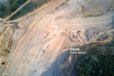굴삭기와 덤프 트럭건설 산업을 위한 석회암 자재 추출의 오픈 피트 광산 현장의 공중 보기 싣기에 대한 스톡 사진 및 기타 이미지 싣기 컨베이어 벨트 트럭 Istock