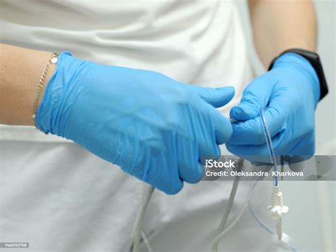 식염수 장갑 치과 간호사는 병에서 염화나트륨의 식염수를 주사기로 수집합니다 항생제 육종 예방 접종 질병 예방 및 치료 간호사에