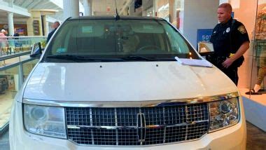 Video SUV Fermato Al Secondo Piano Del Centro Commerciale