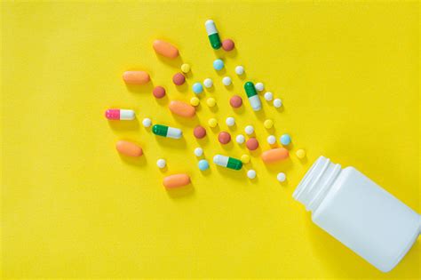 白色藥片和白色瓶子在黃色背景健康和醫學概念上具有複製空間特寫五顏六色的藥丸和藥物各種和不同顏色的藥物 照片檔及更多 藥 照片 Istock