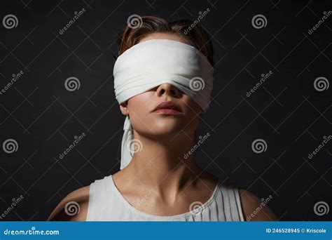 Una Heroína Antigua Con Los Ojos Vendados A Una Joven En Una Túnica Con