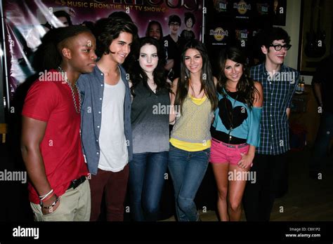 Liz Gillies And Avan Jogia