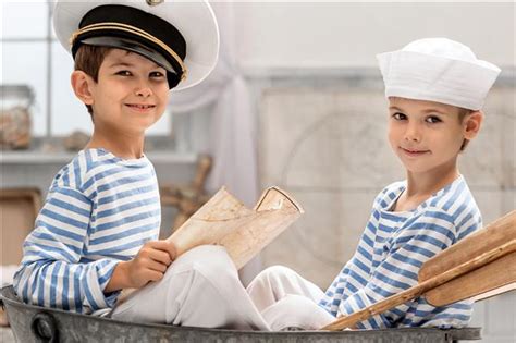 لباس دختر و پسر به عنوان کاپیتان و ملوان در کشتی از حمام در اتاق خود را