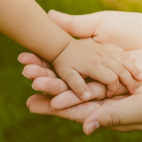 Отпуск при осиновяване на дете 365 дни и пълно обезщетение за осиновители на деца до 5 г