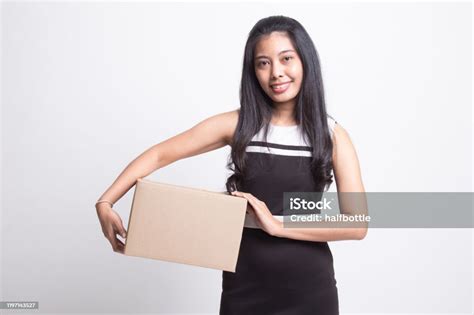 배달 재배치 및 포장 을 풀다 골판지 상자를 들고 젊은 아시아 여성 귀여운에 대한 스톡 사진 및 기타 이미지 귀여운 나름