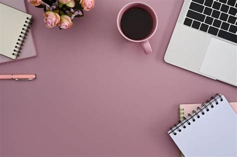 Local De Trabalho Feminino Com Xícara De Café E Computador
