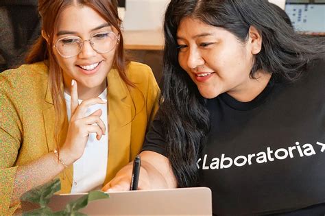 Laboratoria Busca Premiar A Organizaciones Que Ayudan A Cerrrar Las