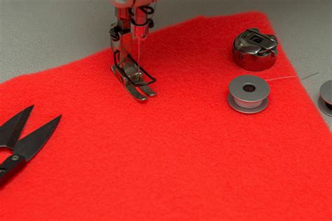 닫아 재봉틀 발 보빈 가위 산호 배경입니다 공간을 복사합니다 0명에 대한 스톡 사진 및 기타 이미지 0명 가위 개념 Istock